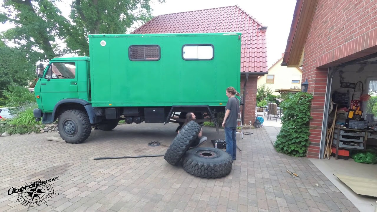 Radwechsel bei VW MAN 4x4 Reisemobil im Zeitraffer - YouTube