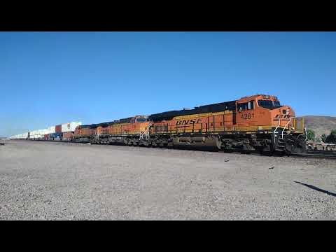 EB BNSF Port Stack/Domestic Intermodal Train At Daggett Ca! #bigbossrailfanner - YouTube