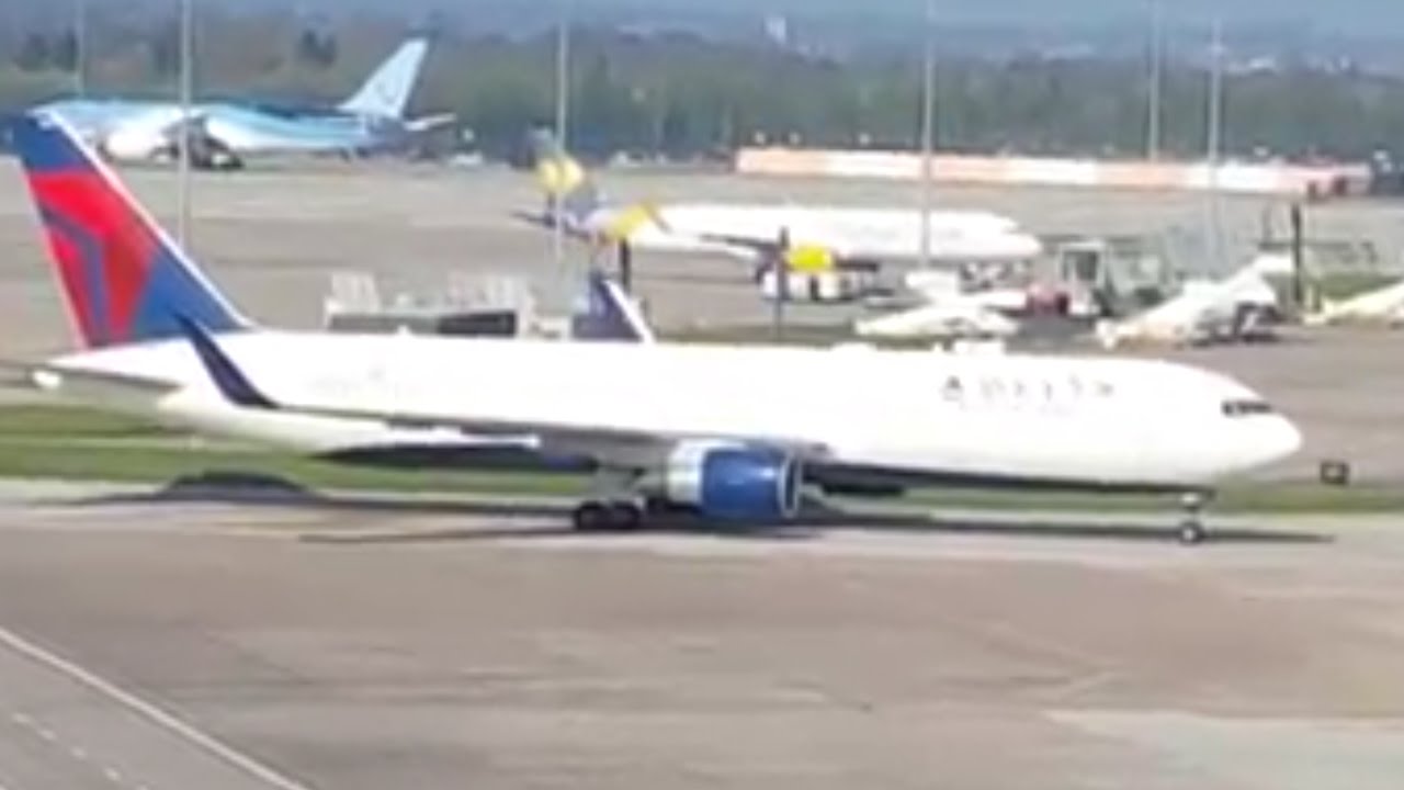 Delta Boeing 767-300 landing - YouTube