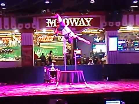 Amazing Hand Balancing Act at Circus Circus Hotel Casino - YouTube
