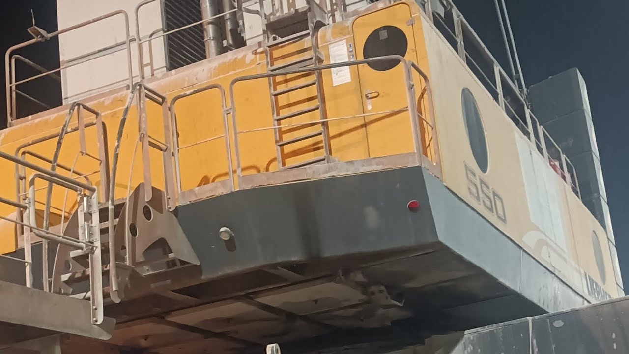 🏗️🏗️😍Crane Machine Oil Change | Step-by-Step Maintenance Processes ⚓⚓ ...