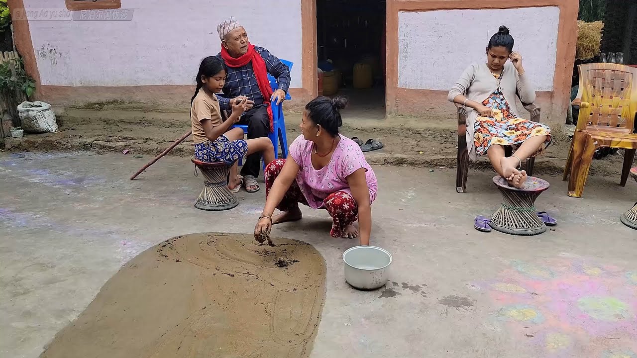 丈母娘手抓牛粪，今天给牛过节Mother-in-law grabs cow dung and celebrates the cow's ...