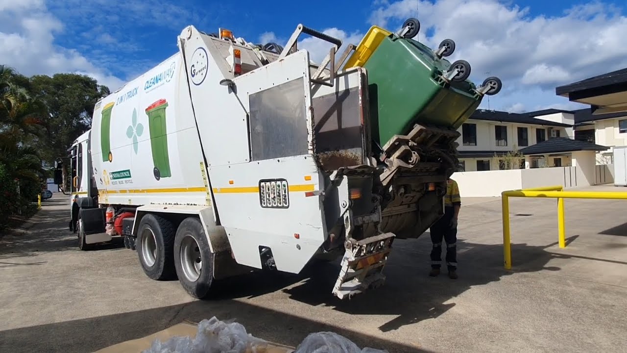 Recycling rear loader#cleanaway - YouTube