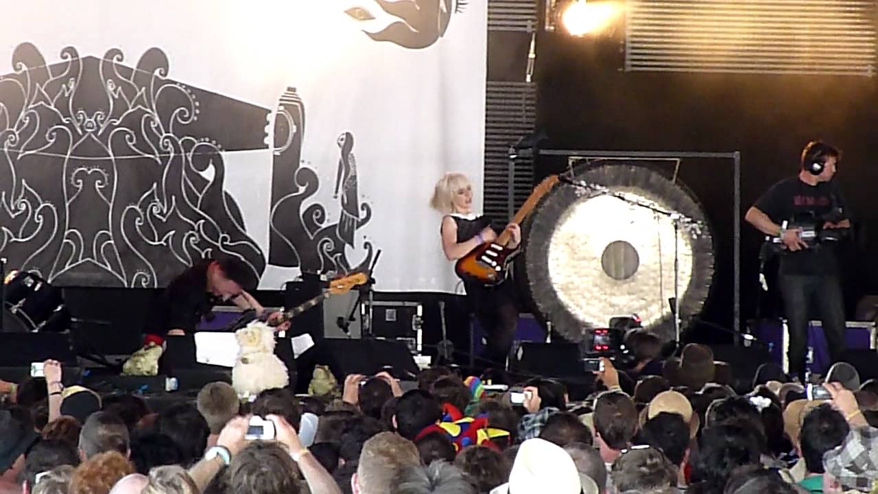 (4/4) The Joy Formidable - Whirring - John Peel Stage - Glastonbury ...