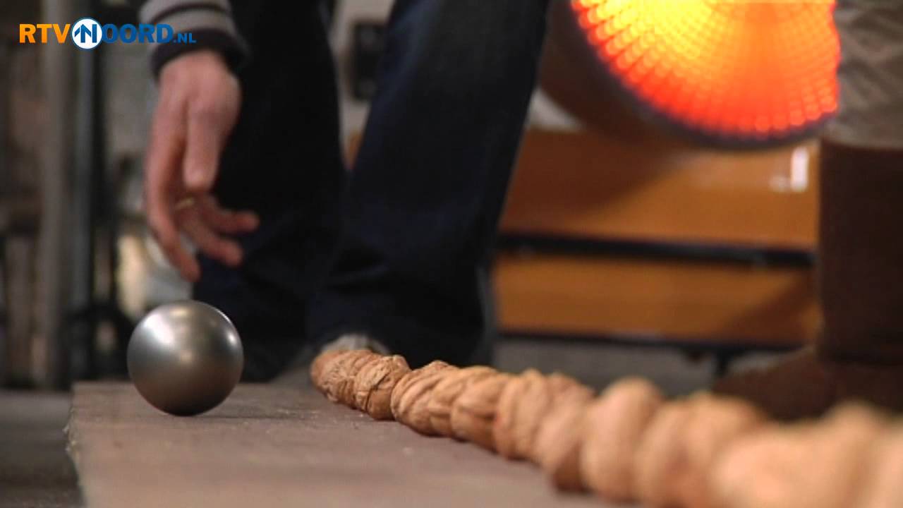 Neuten schaiten; al vijftig jaar traditie - RTV Noord - YouTube