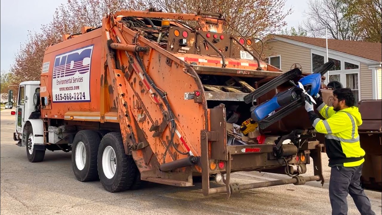 MDC Autocar WXLL Leach 2RIII Rear Loader Garbage Truck - YouTube