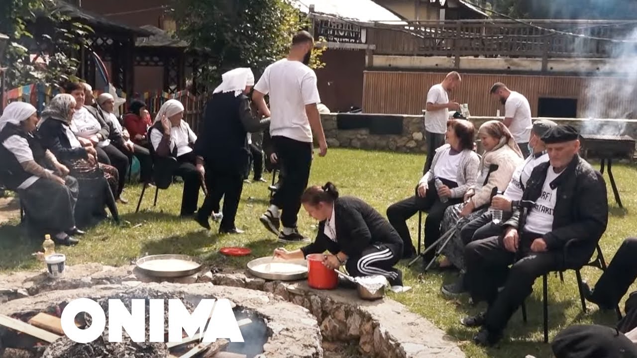 Flija, mish e të qeshura me të moshuarit në Rugovë/ Cilat loke e qiten ...