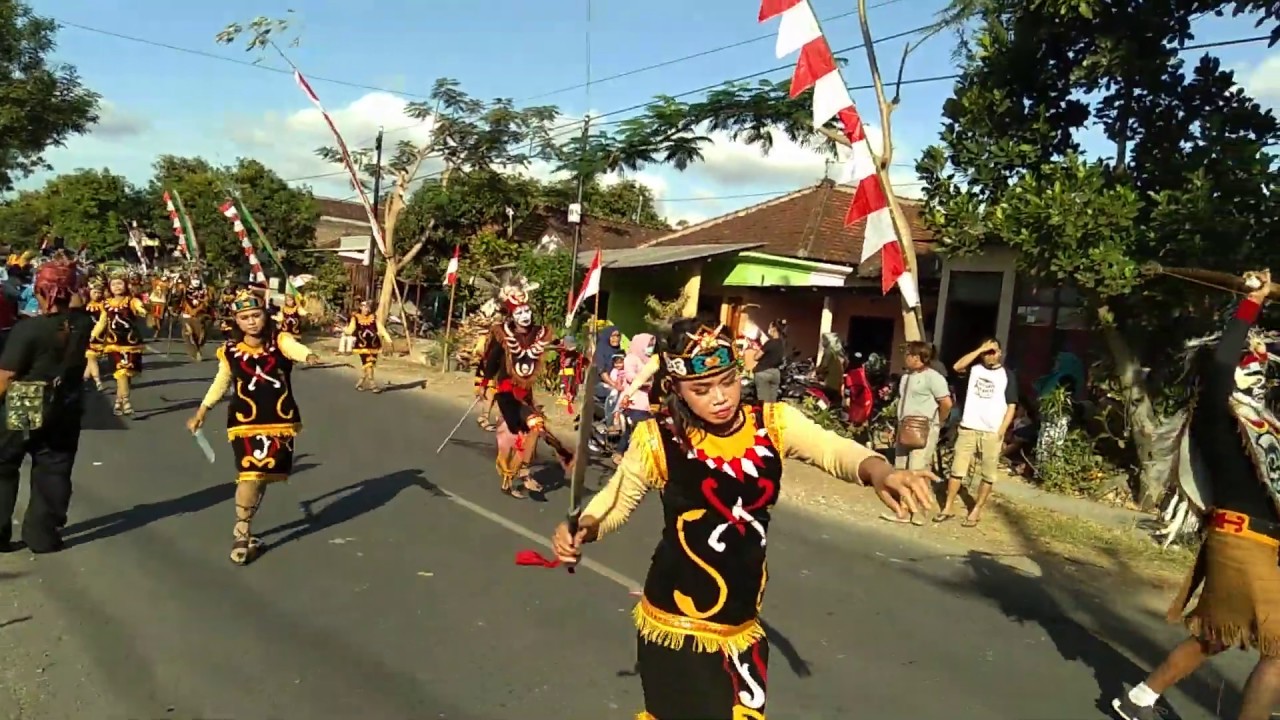 apache dayak Karnaval pelem campurdarat tulungagung 2019(43) - YouTube