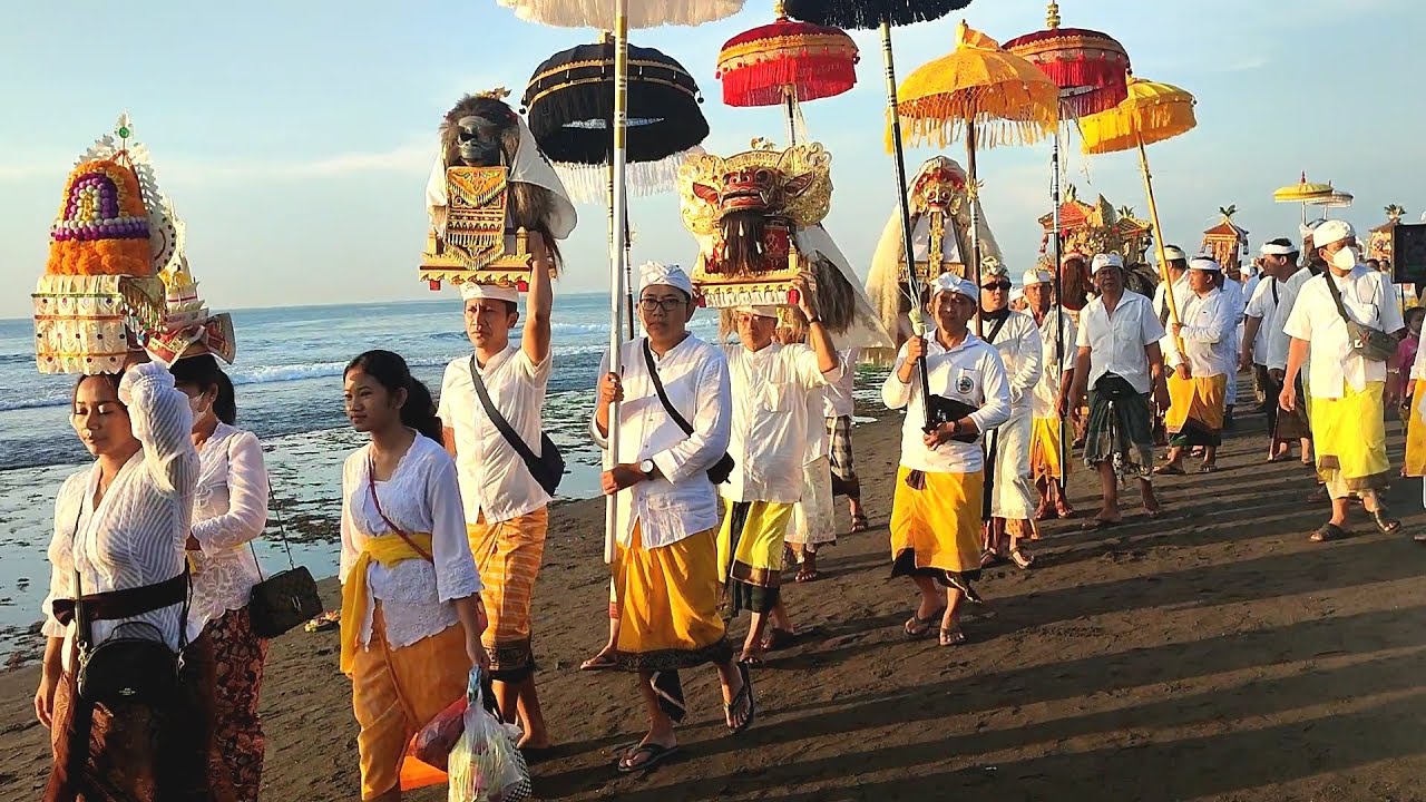 Melasti Ceremony in Bali, Nyepi Caka 1945 I Situasi Sebelum Nyepi di ...
