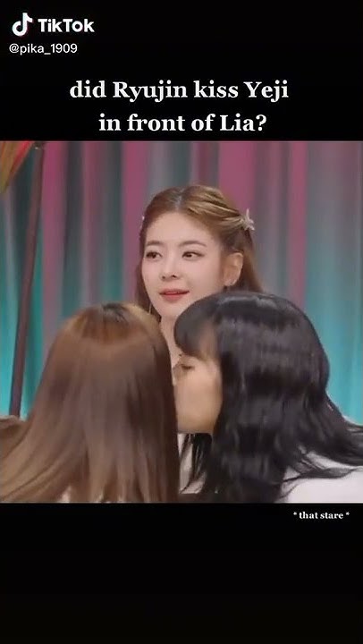 Itzy Did Ryujin Kiss Yeji In Front Of Liaππyeji Lia Ryujin Chaeryeong Yuna Itzy Kpop