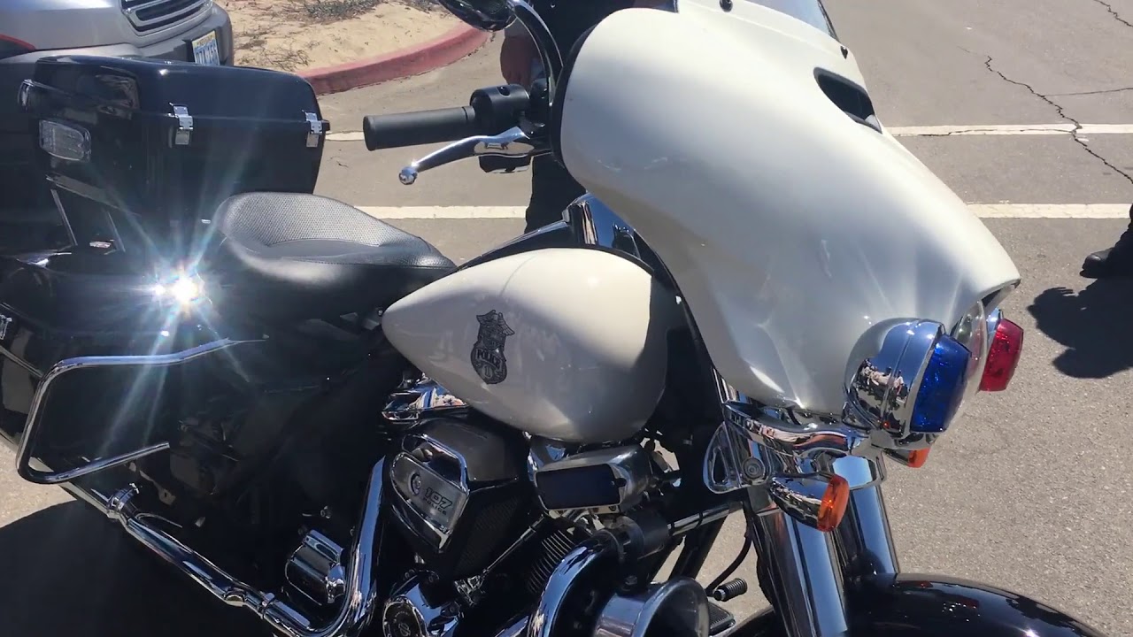 Harley-Davidson Milwaukee Eight Police Bike - YouTube