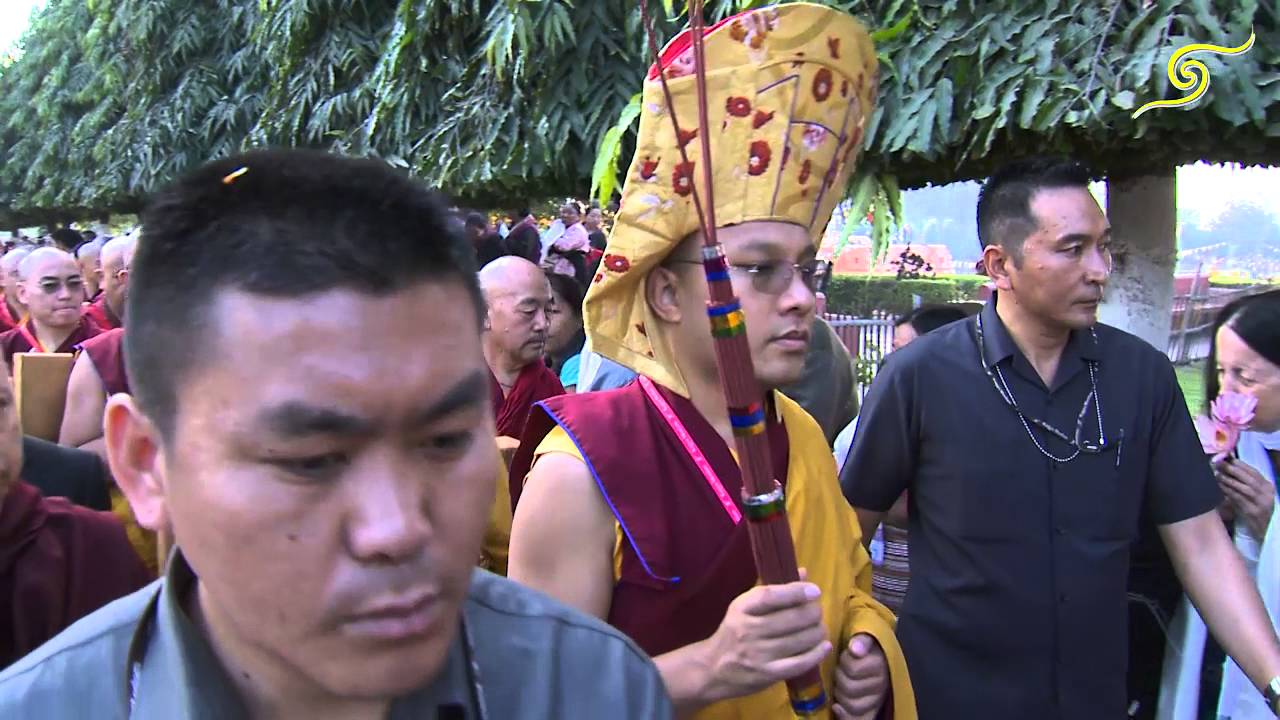 བཀའ་འགྱུར་ཆོས་སྐོར། • The 33rd Kagyu Monlam Kangyur Procession • 大藏經繞塔 ...