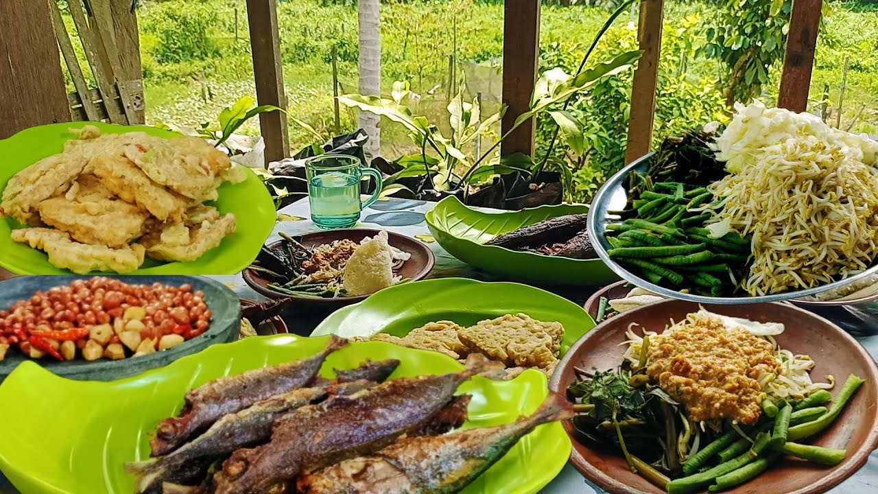 Pecel sayur, tempe mendoan dan ikan pindang goreng, menu sederhana ...