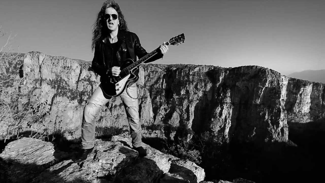 George Gakis: Mi Me Kitas (Official) - YouTube