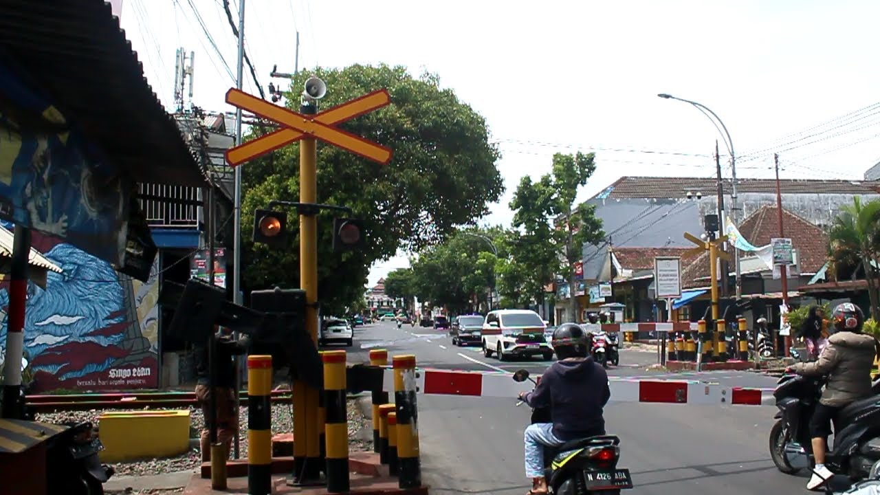 14/01/24 Perlintasan Kereta Api Stasiun Blimbing Malang - YouTube
