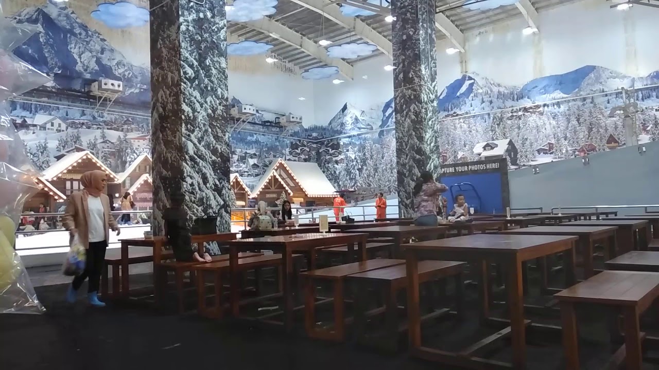 Dinginnya tuh disini transmart snow bekasi - YouTube