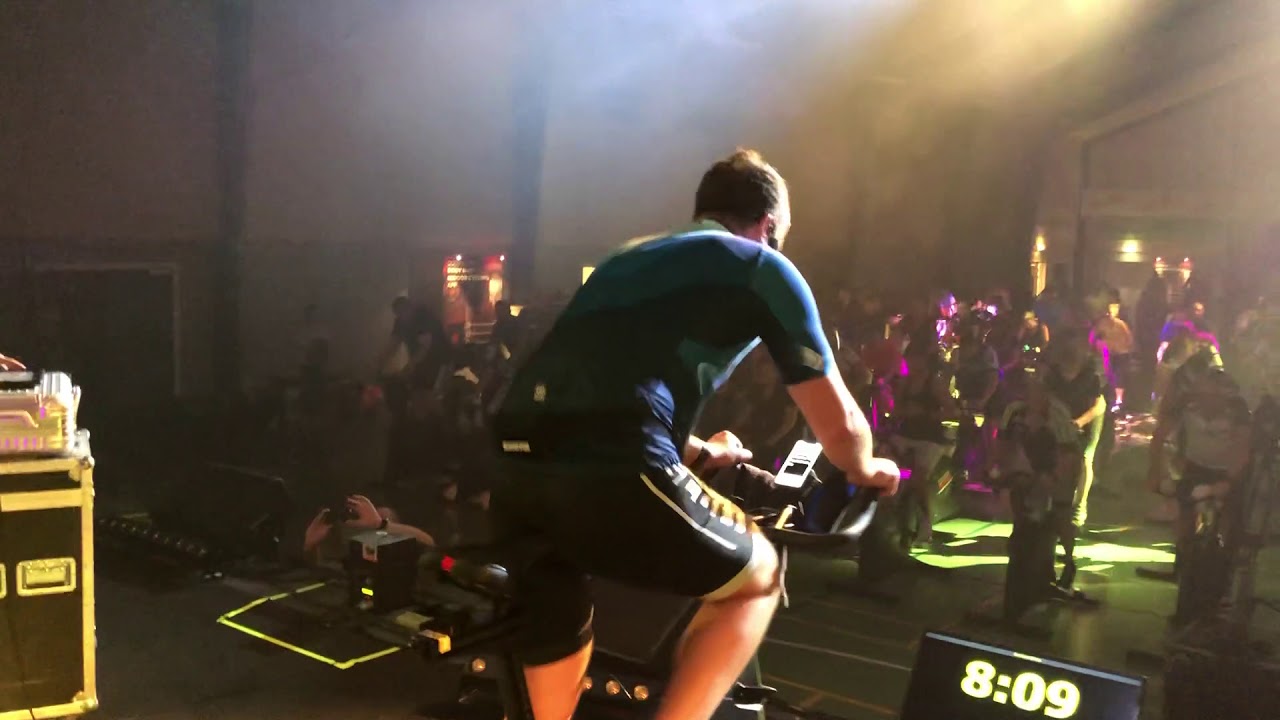 Kim Lahn med DJ Bobby Croshaw på scenen - YouTube