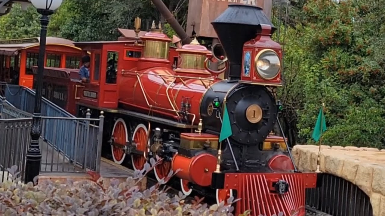 Red Steam Train Enters Fantasyland Station!! - YouTube