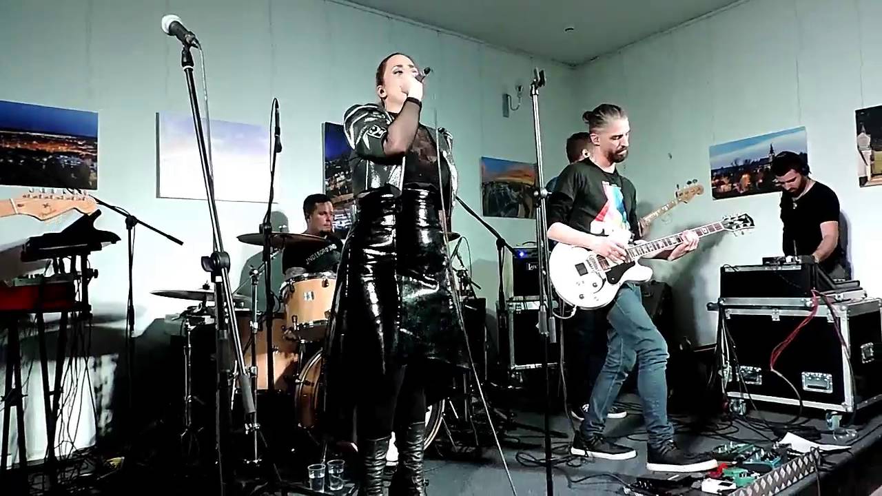 Honeybeast 2016 02 27 Jászberény - YouTube