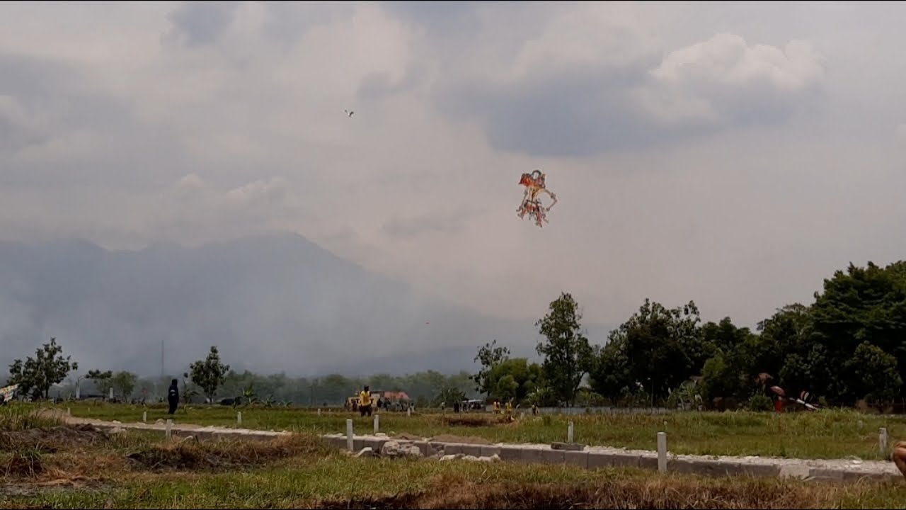 Layangan wayang pelayang gresik dadap kuning - YouTube