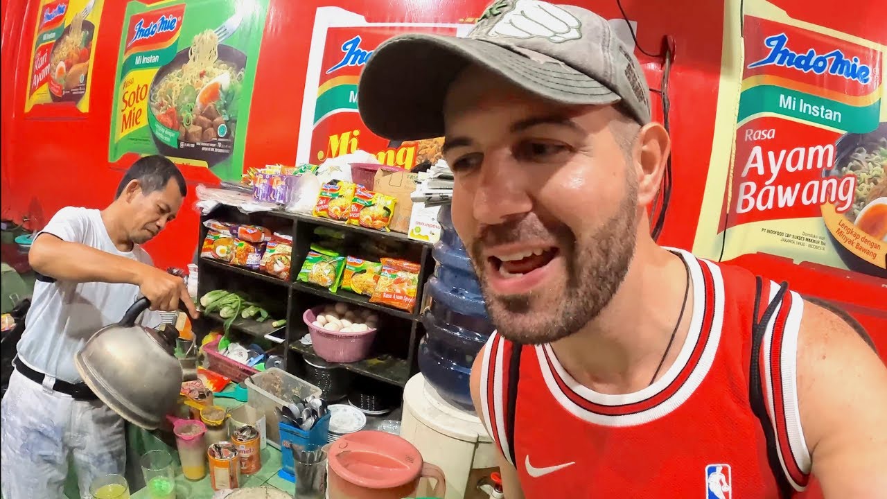 FIRST TIME EATING INDOMIE in WARMINDO 🇮🇩 (Famous Indonesian Instant ...
