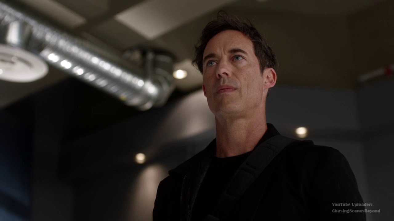 The Flash 2x05: The Team meets Earth Two Harrison Wells - YouTube