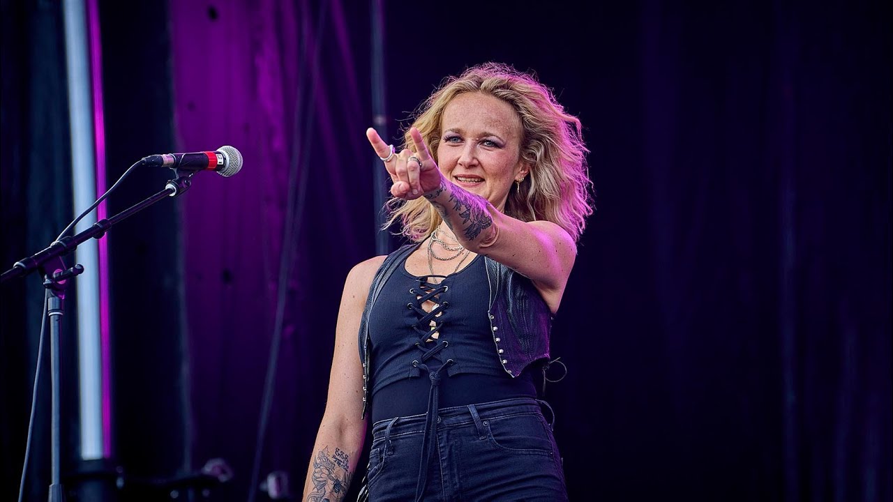 MOTOR SISTER Singer PEARL ADAY's Talks Band's Recent Album: "It ...