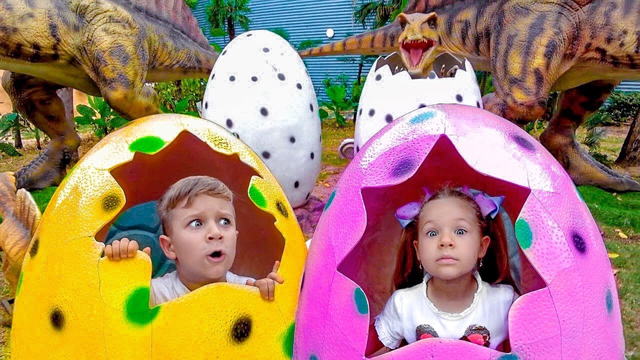Diana and Roma play in the Dinosaur park - YouTube