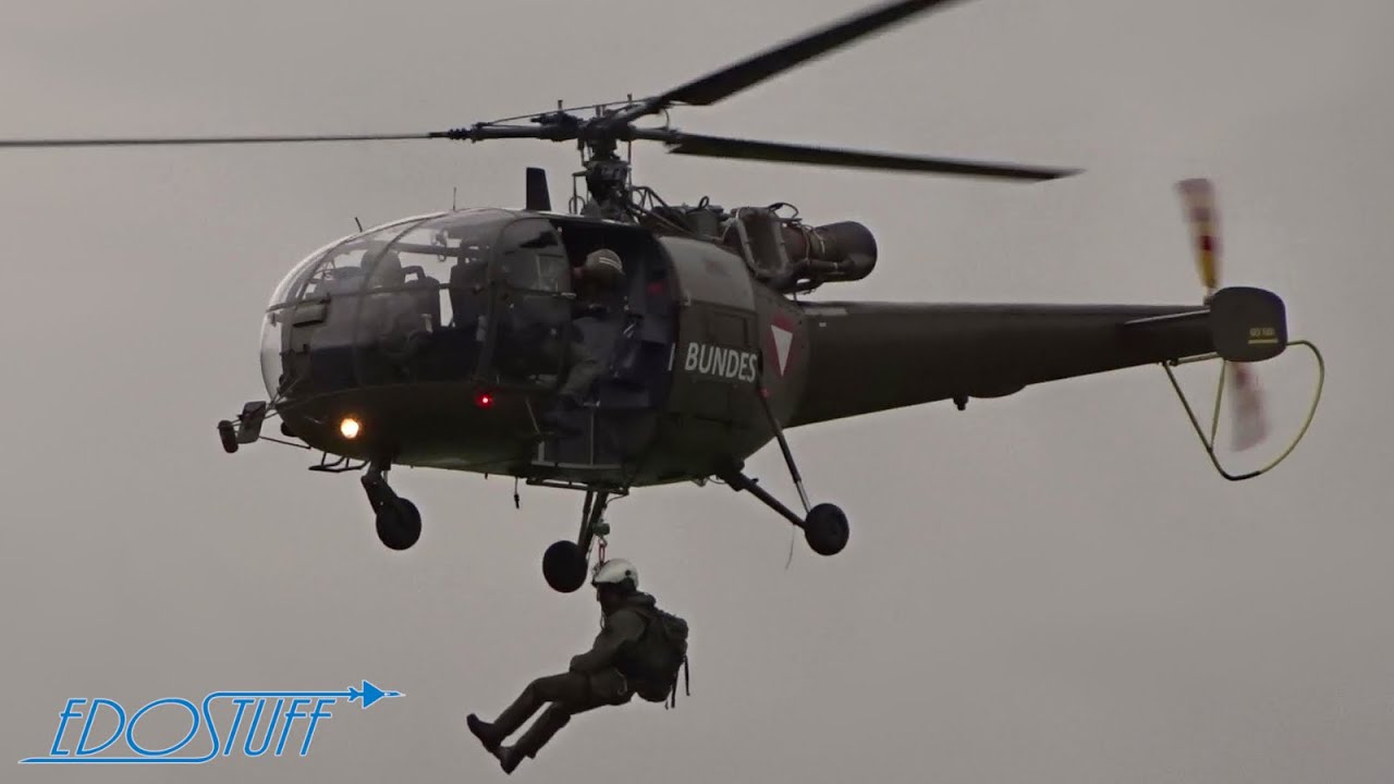 AIRPOWER19 - Helicopter Fast Rope Demo! - YouTube