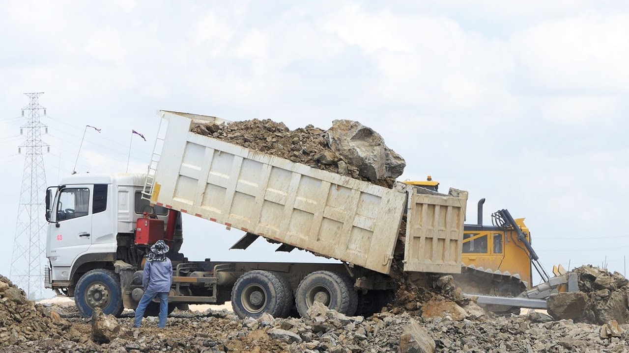 Super Powered Dump Truck Amazing Loading Capacity High Class Huge Stone ...
