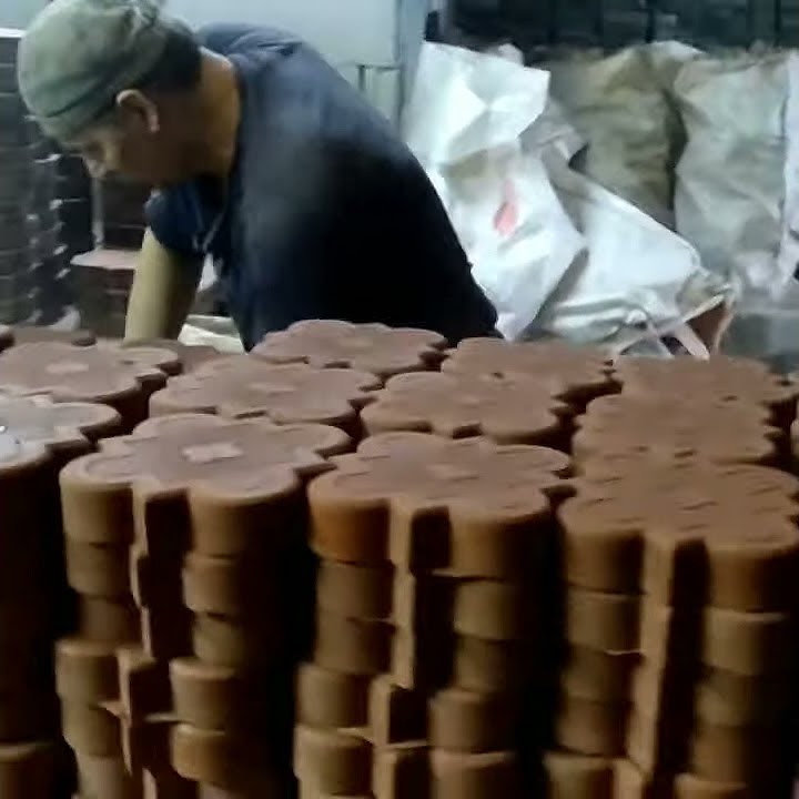 Работа расформовочного вибростола. Брусчатка Клевер Краковский. - YouTube