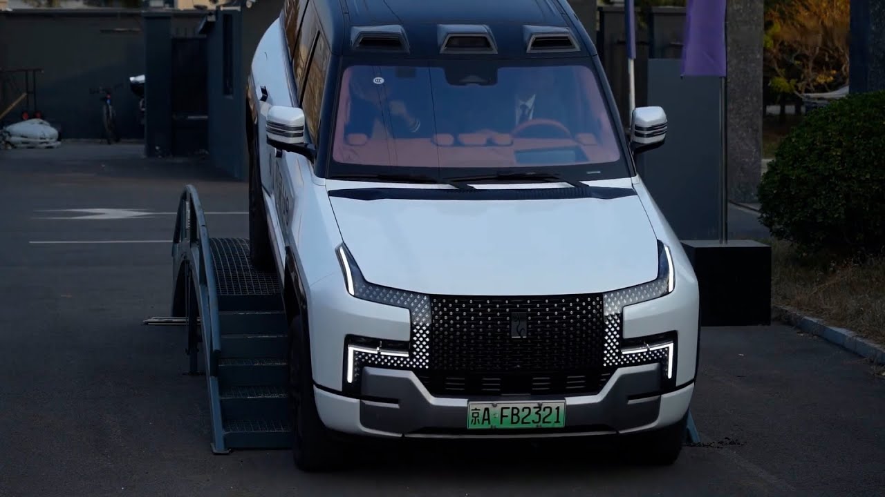 BYD Yangwang U8 demonstrates its off-road capabilities: climbing stairs ...