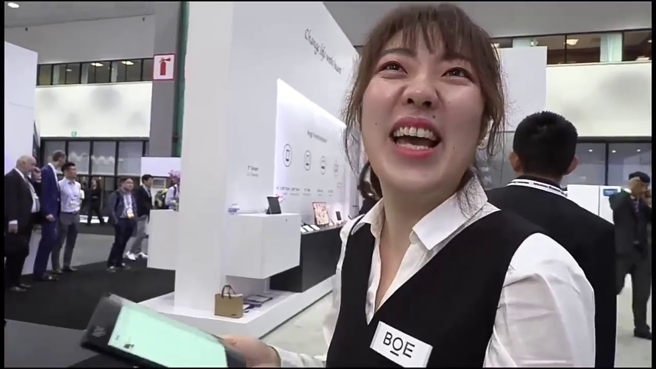 BOE Shows the World s first true Foldable Display Phone Tablet - YouTube