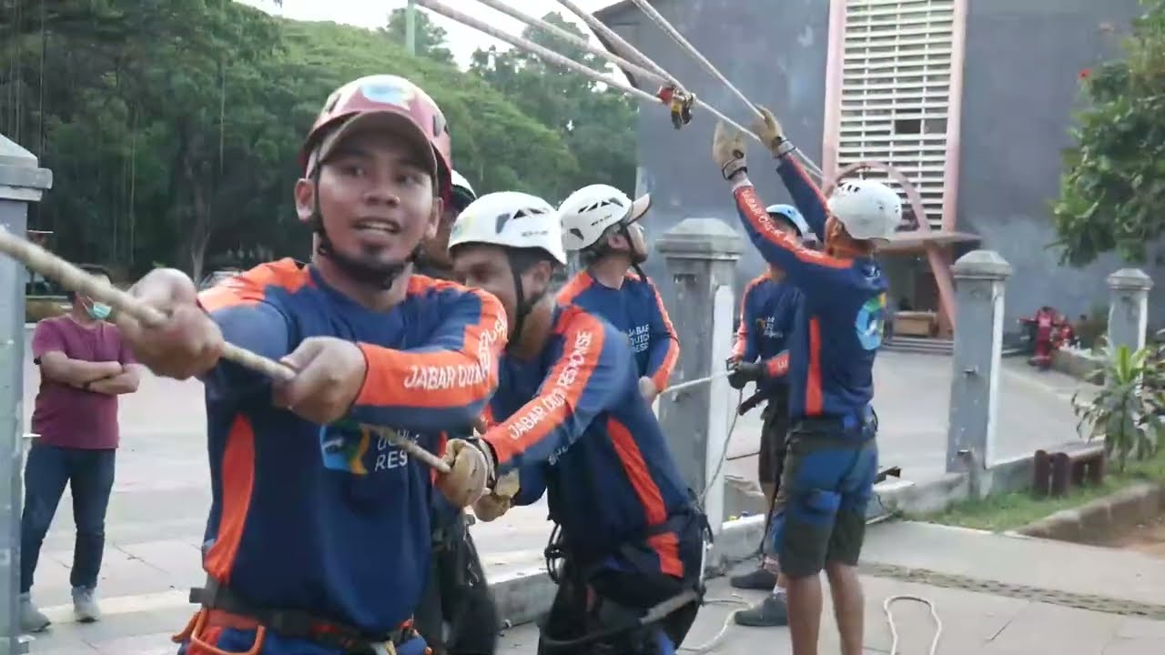 Latihan Penyelamatan Pada Ketinggian dan Medan Terjal Bersama Vertical ...
