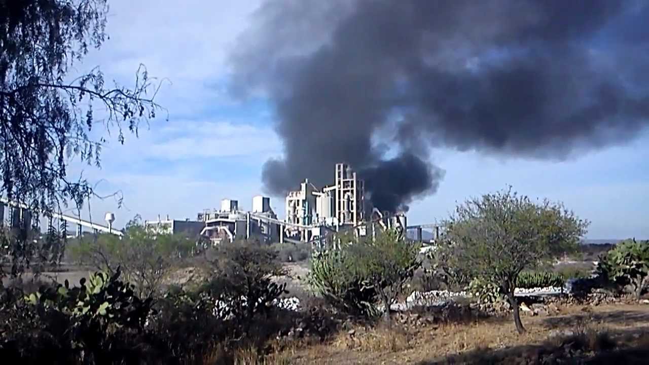Explosión e incendio en bodega de Cemex Huichapan - YouTube