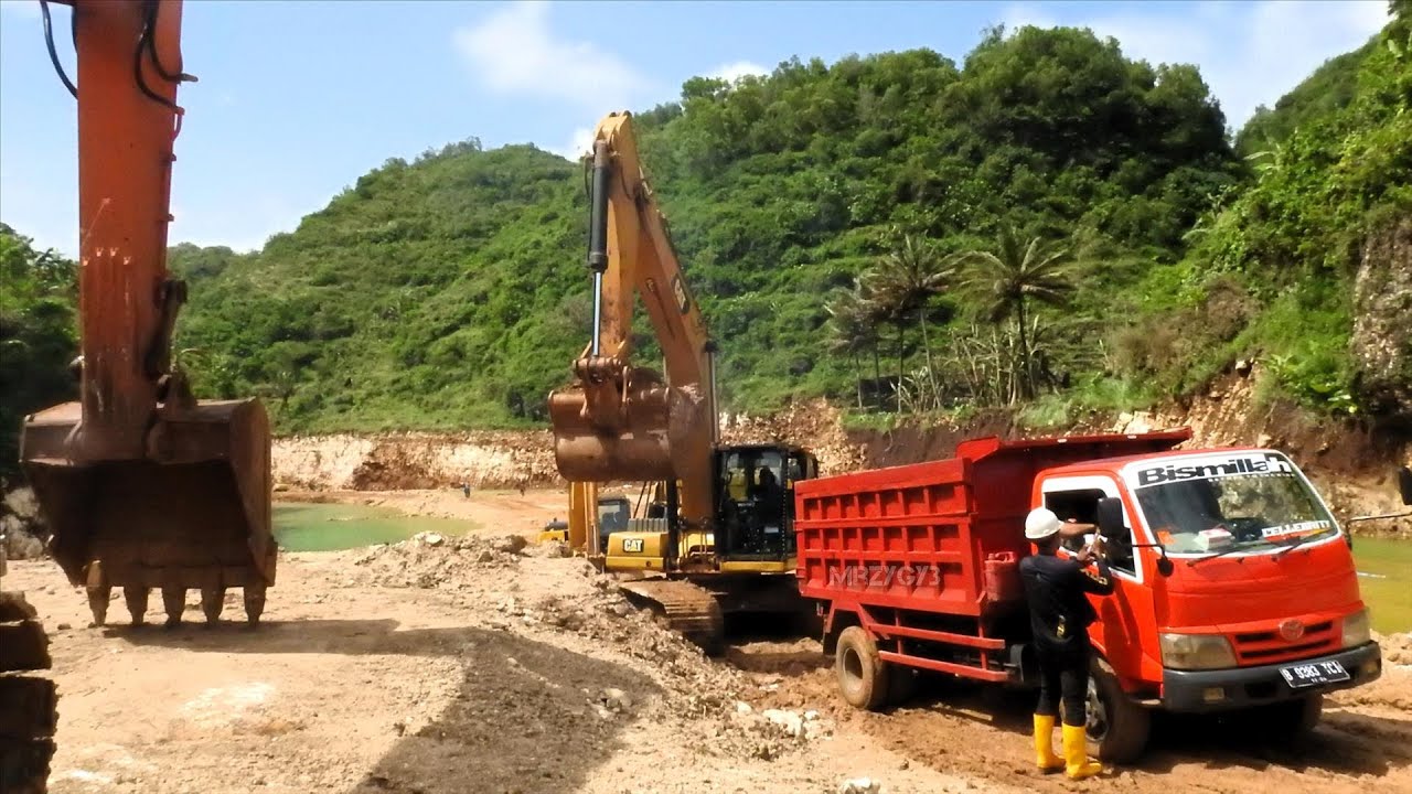 Hitachi CAT 330 Excavator Working On Harbour Construction - YouTube