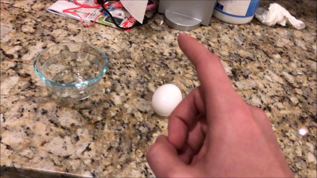How to crack an egg with one hand - YouTube
