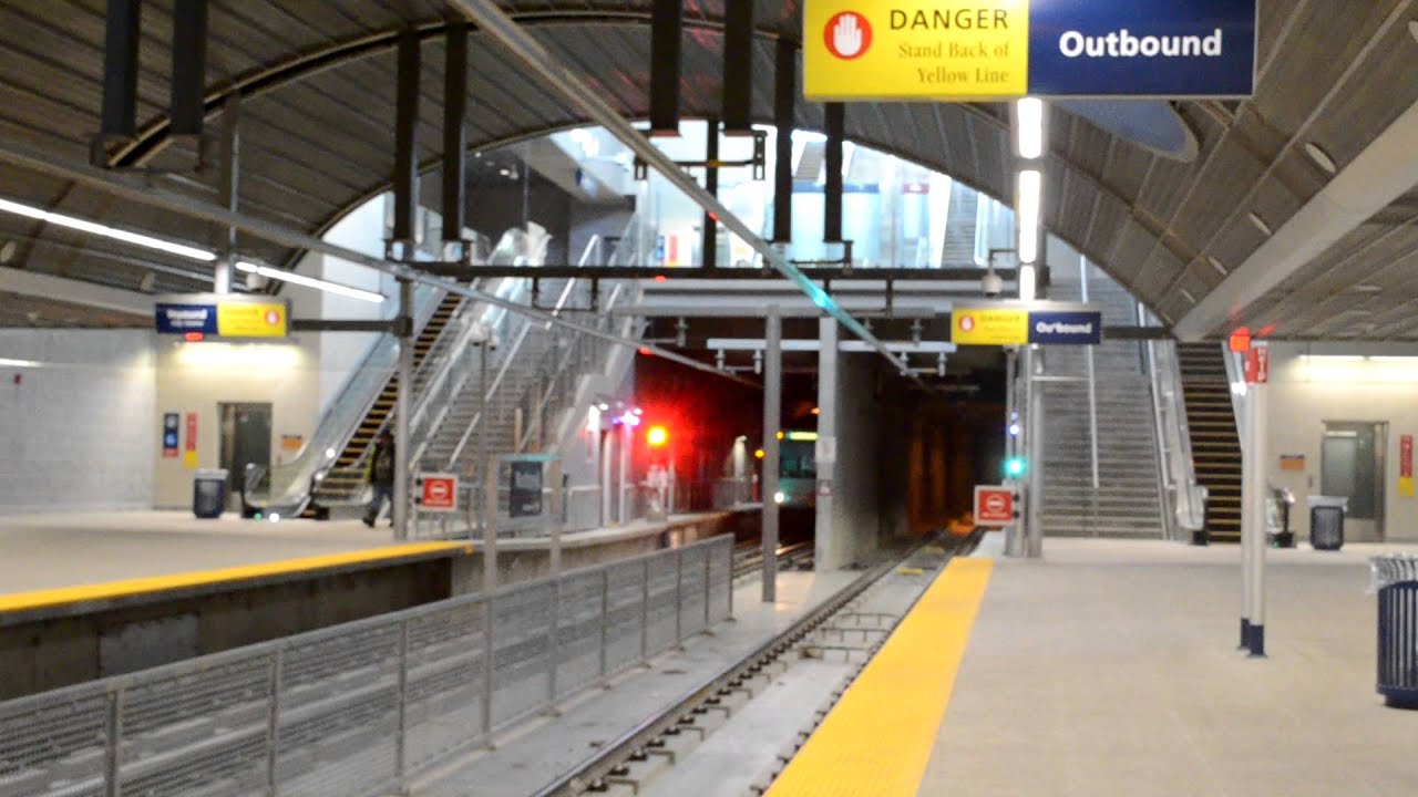 Calgary Transit: SD-160 Consist arriving at Westbrook Station - YouTube
