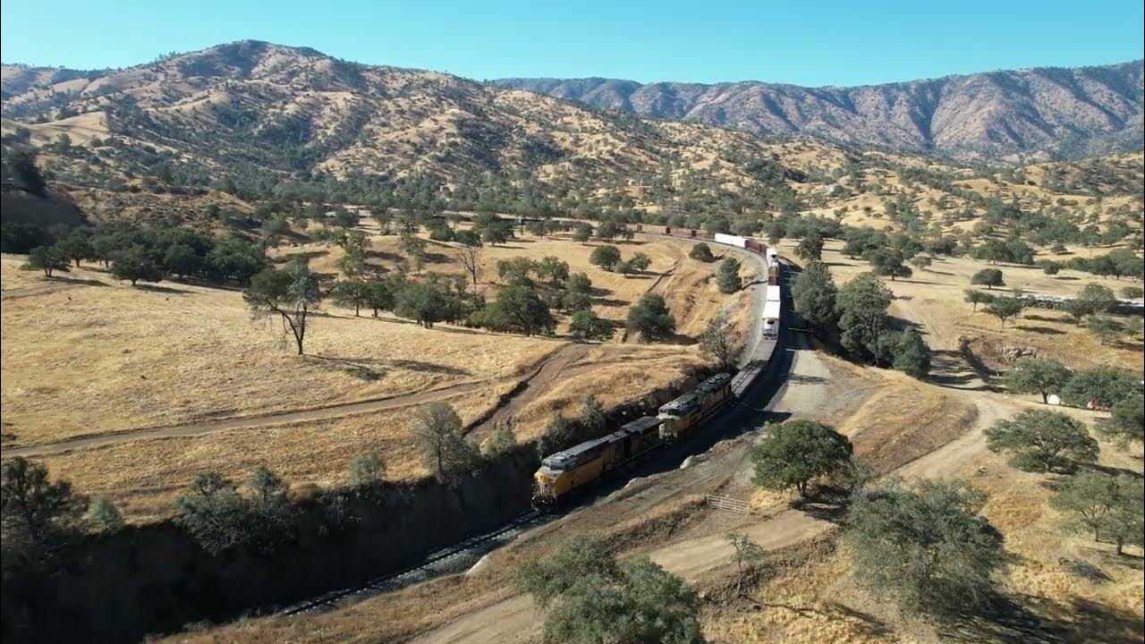 DRONE SHOT OF UNION PACIFIC DESCENDING THE WORLD FAMOUS TEHACHAPI LOOP - YouTube