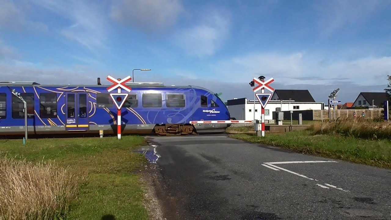 Danish Railroad Crossing // Jernbaneoverskæring Danmark - YouTube