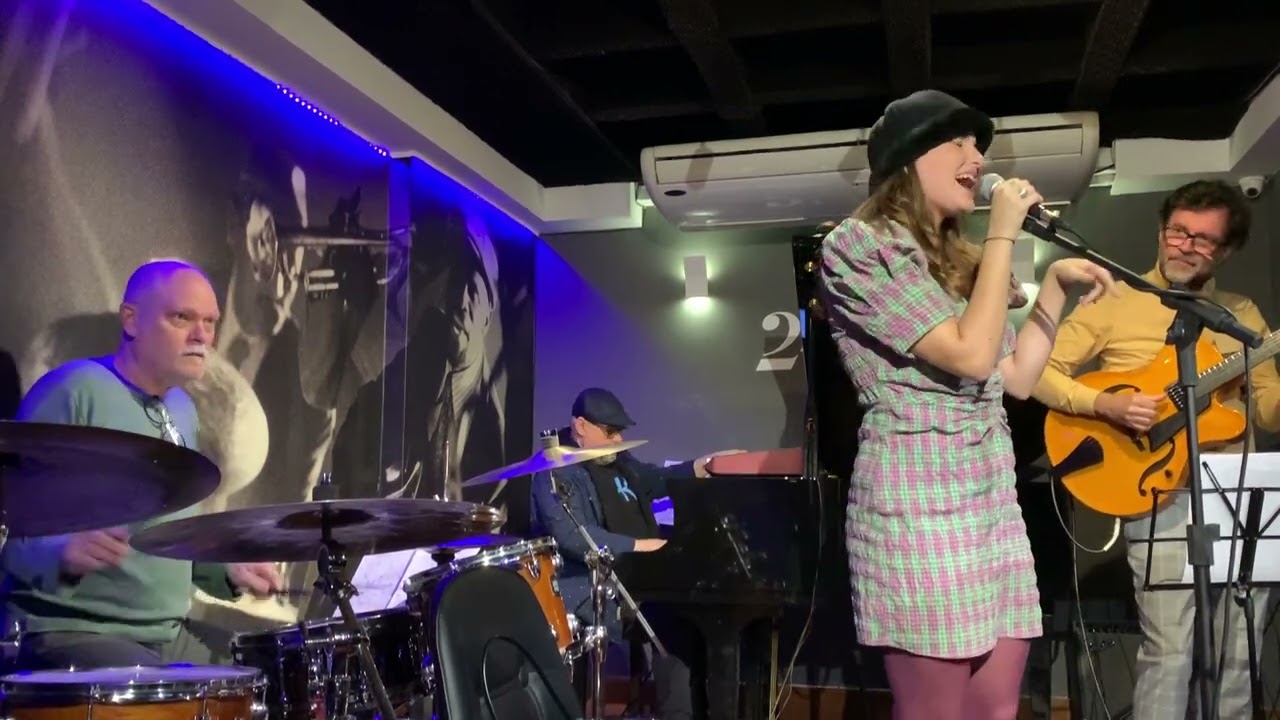 Cheek to Cheek (Irving Berlin) - Laura Calazans Sings - YouTube