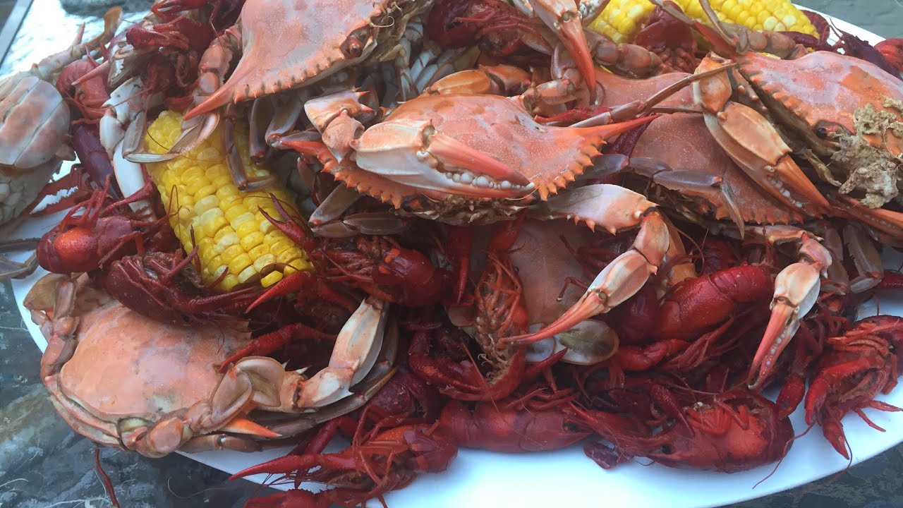 How to cook/boil blue crab and crawfish sea food boil - YouTube