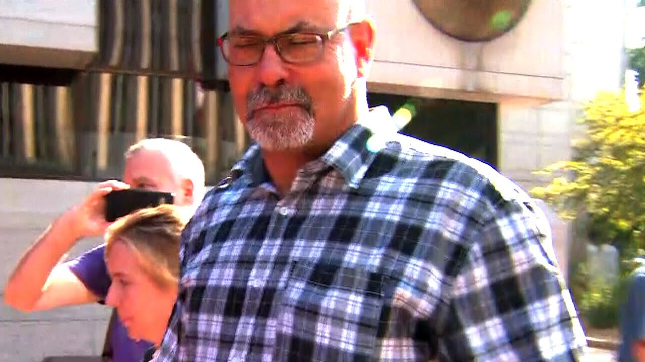 WATCH | 'Freedom Convoy' organizer Chris Barber arrives at court - YouTube