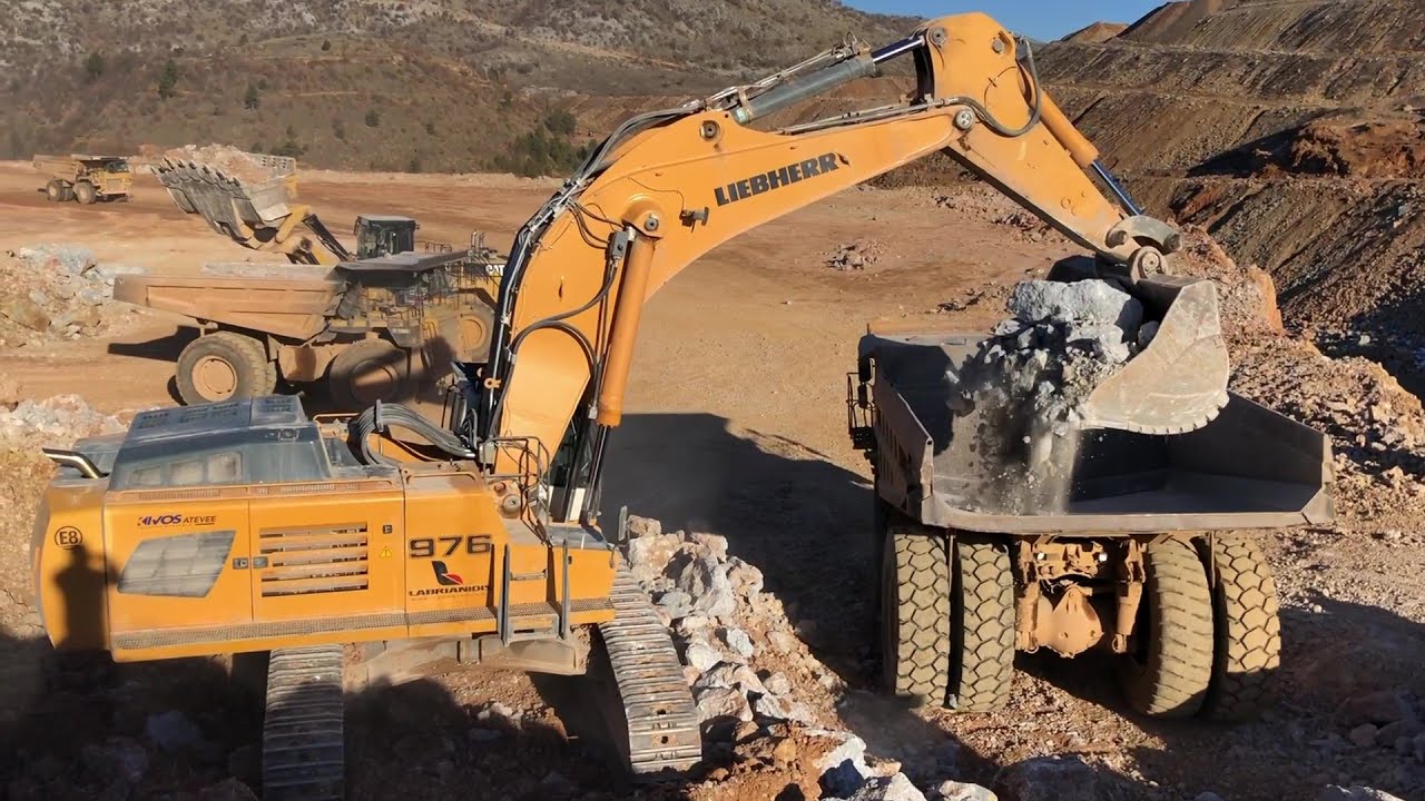 Caterpillar 992G Wheel Loader & Liebherr 976 Excavator Loading Cat ...