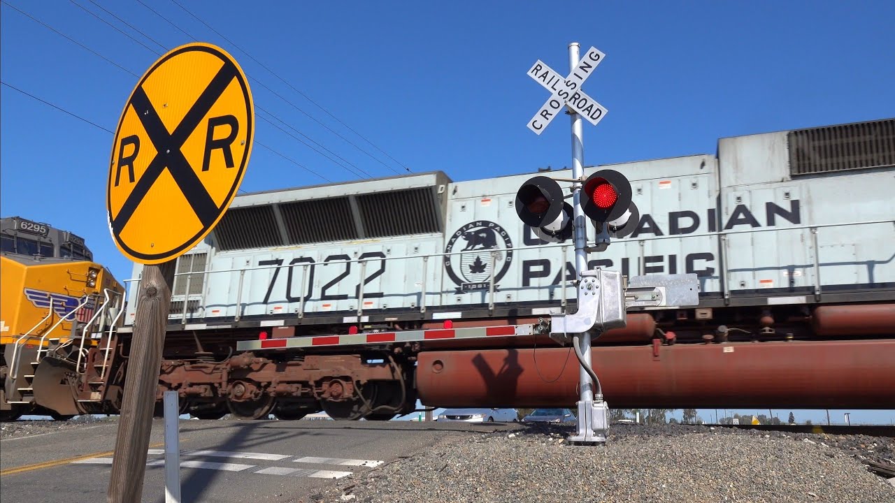 UP 5321 Intermodal With CP 7022 Navy Vet SD70ACu Unit, Lambert Rd ...