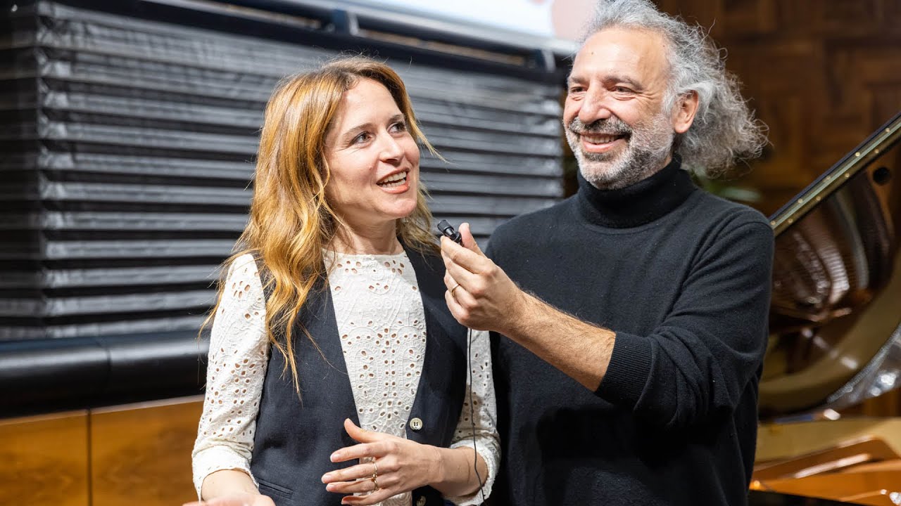 La POESIA è di TUTTI | Valentina Cenni e Stefano Bollani - YouTube