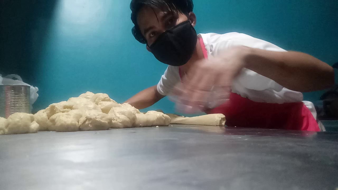 Spanish bread proseso ng pag putol at pag palaman. - YouTube