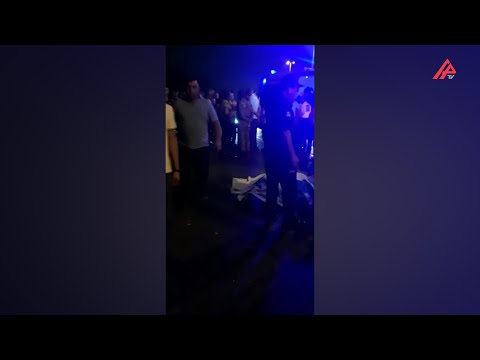 Yol qəzası zamanı sürücü zərbənin gücündən maşından yol kənarına düşərək ölüb