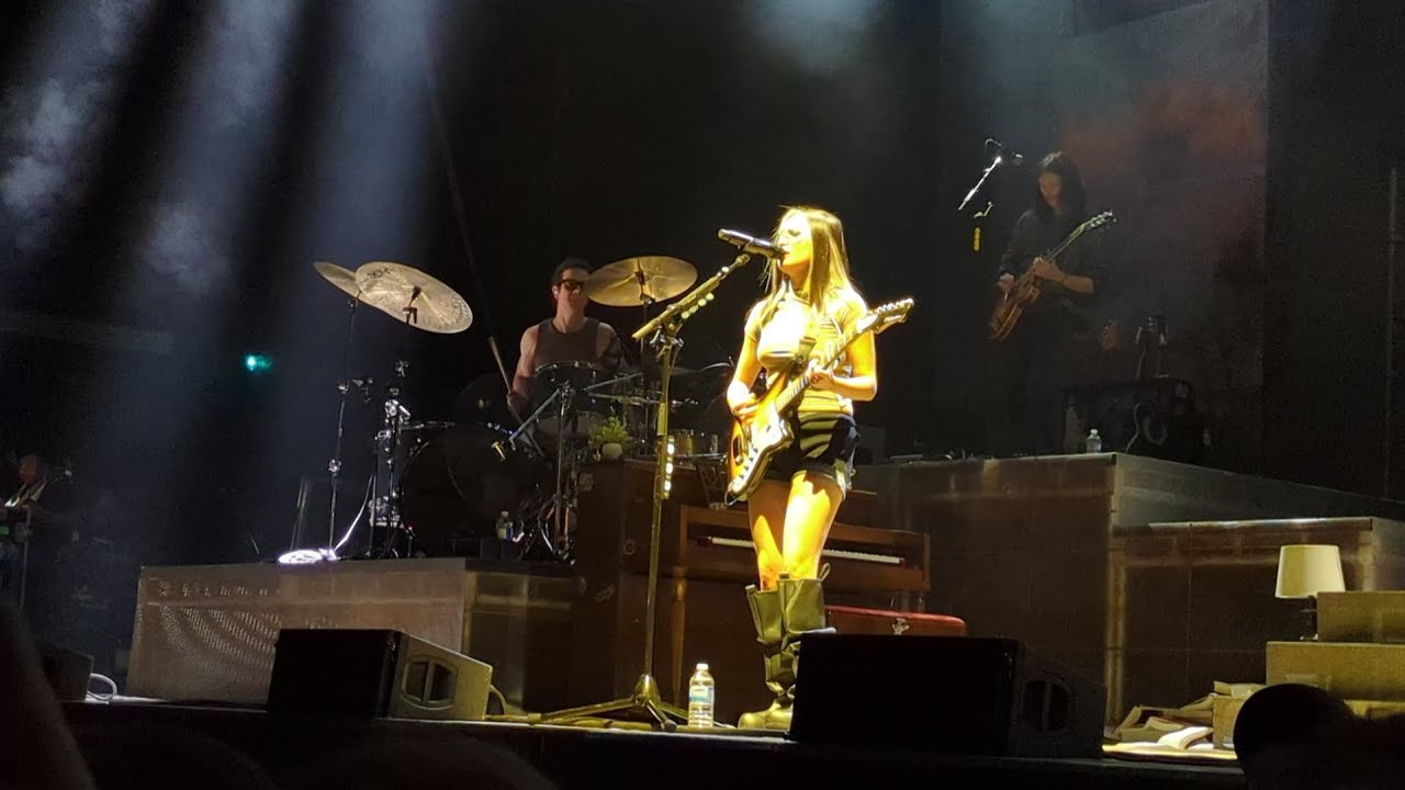 NIKI - Focus + lowkey + Autumn (Toronto Buzz World Tour) - YouTube