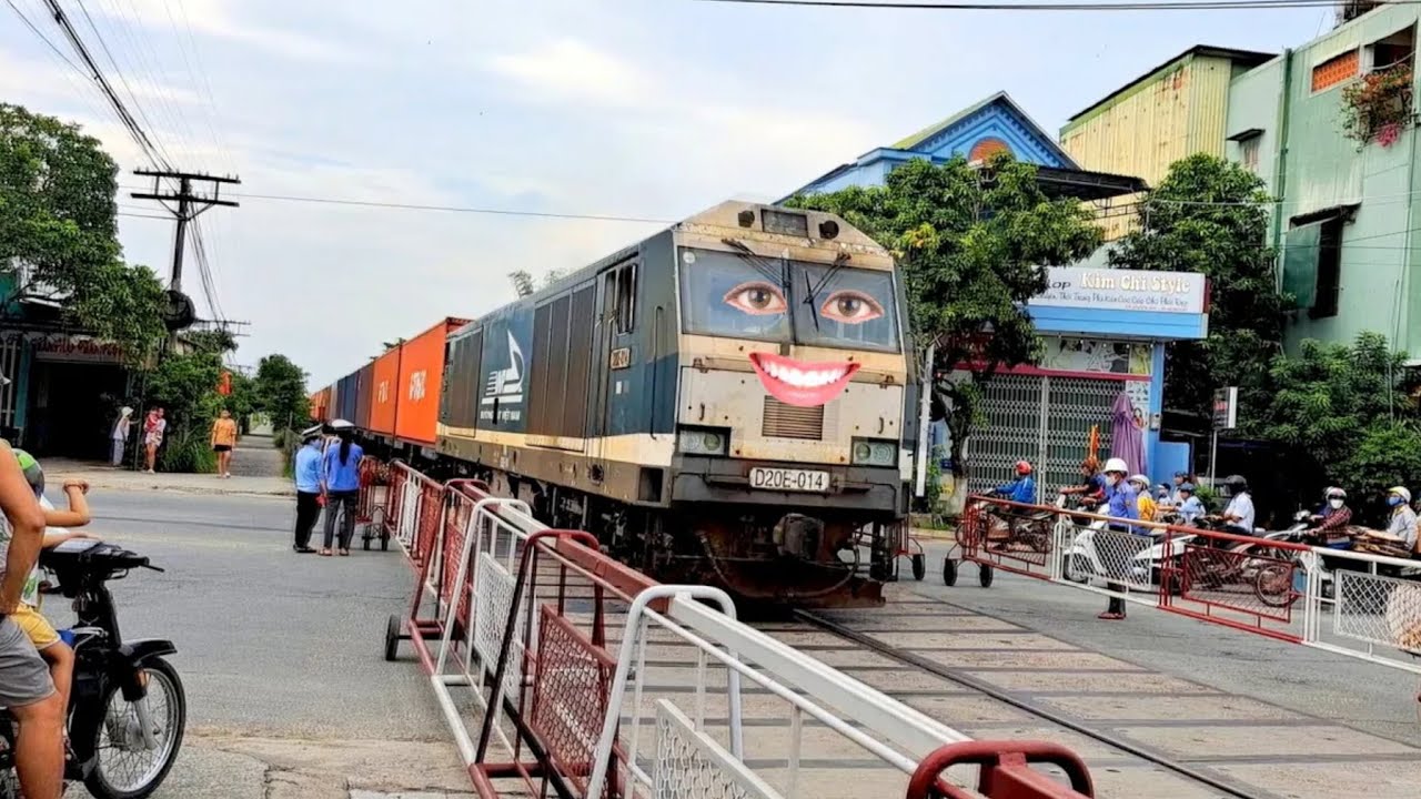 THE LAUGHING TRAIN . kì lạ tàu hỏa biết cười funny video - YouTube